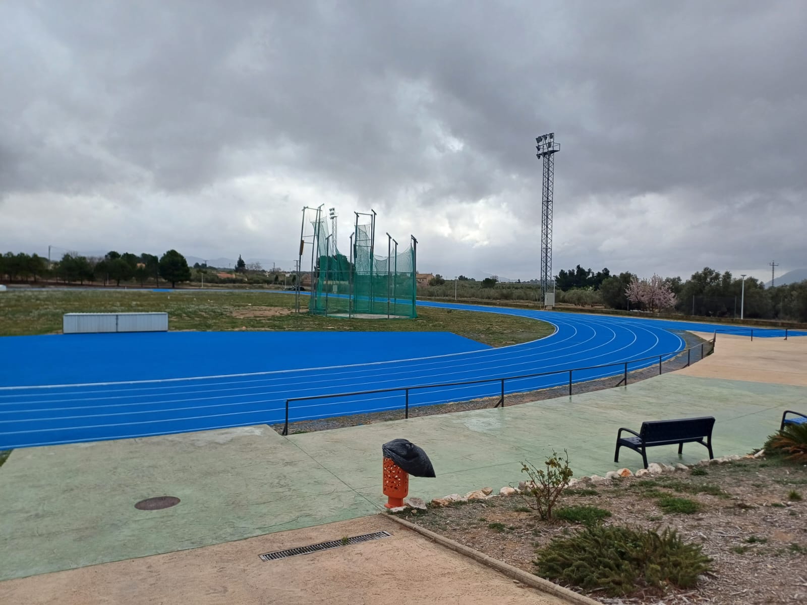 Finalizadas las obras de mejora en las pistas de atletismo de Onil ...